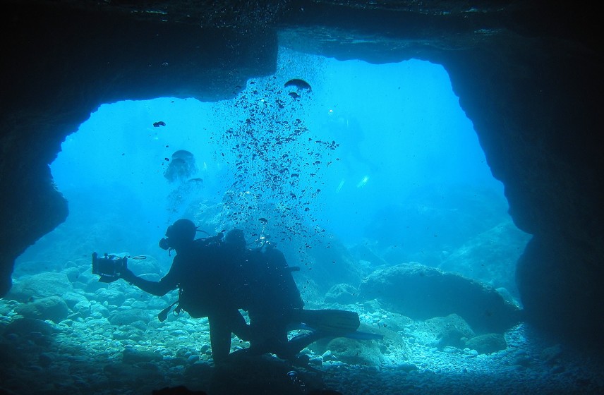 PLONGEE EN GROTTE - LES GROTTES BLEUES - VAR - MEDITERRANEE